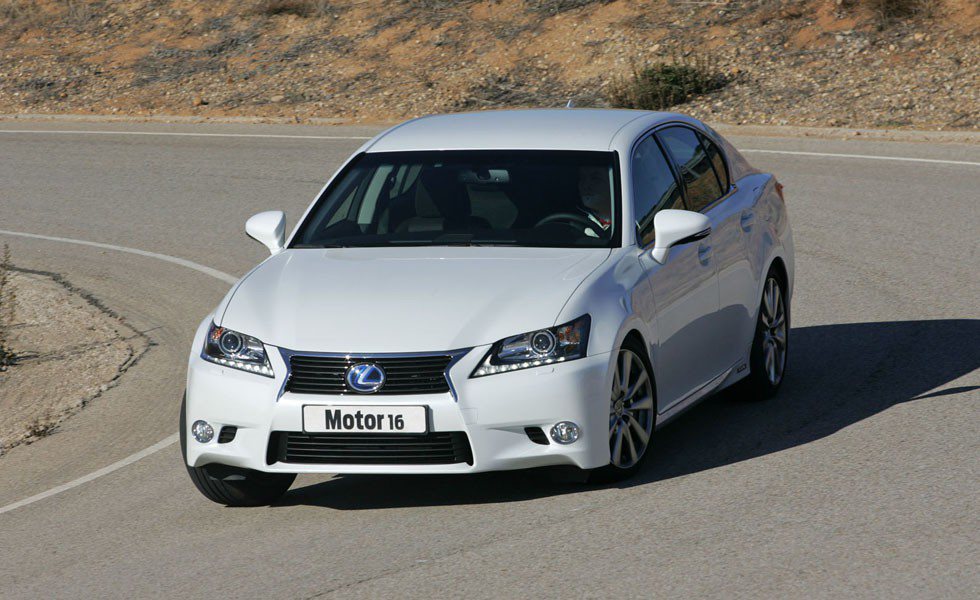 Lexus GS 300h Hybrid. Menos dinámico, más lógico - Motor 16