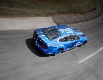 La firma Ford presenta el Mustang Racer para la Copa NASCAR - Motor16