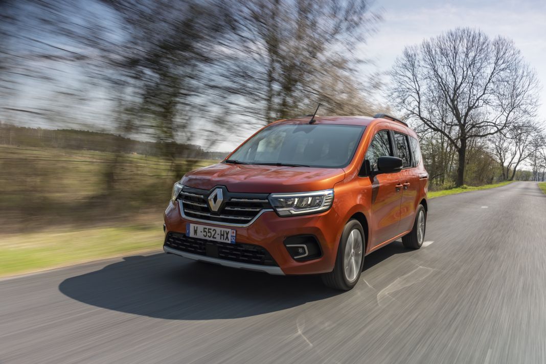 Entra dentro del nuevo Renault Kangoo Combi sin esfuerzo - Motor 16