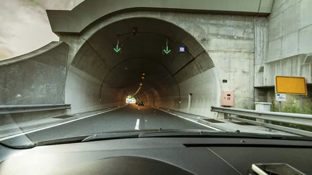 Esta es la manera correcta de circular por un túnel