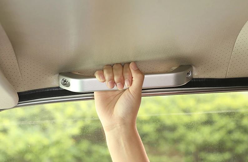 Siempre los has usado mal: para esto sirven los asideros del coche