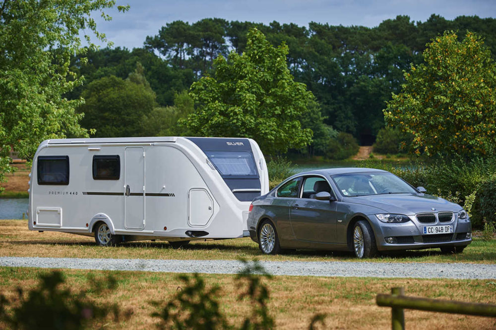 Todo lo que debes saber para remolcar tu caravana - Motor 16
