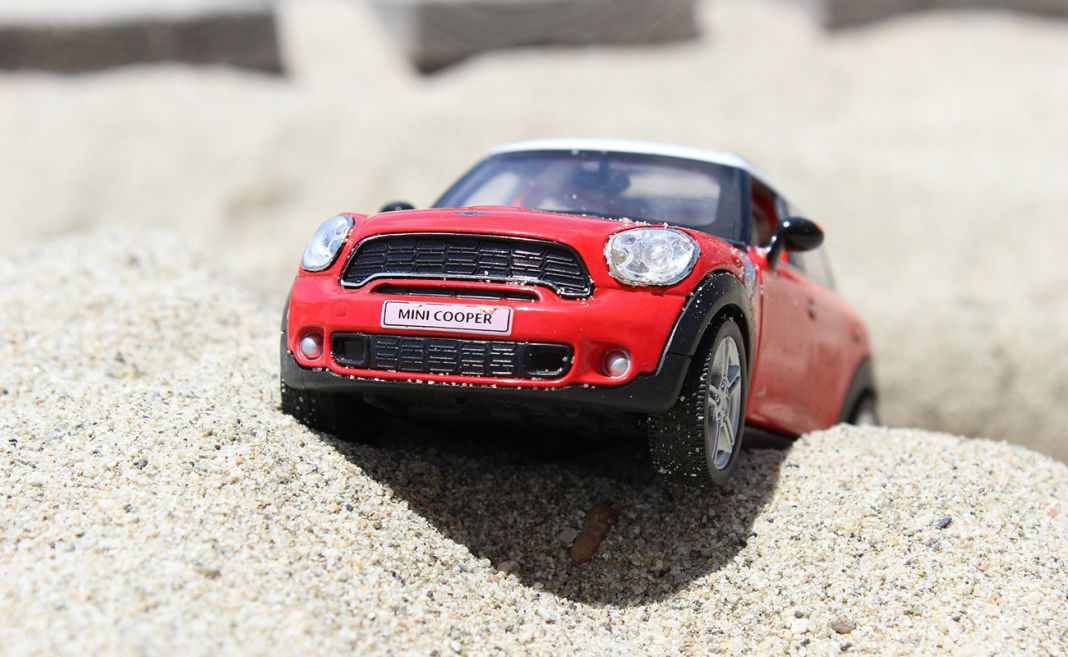 Cómo limpiar la arena de tu coche tras un día de playa - Motor 16