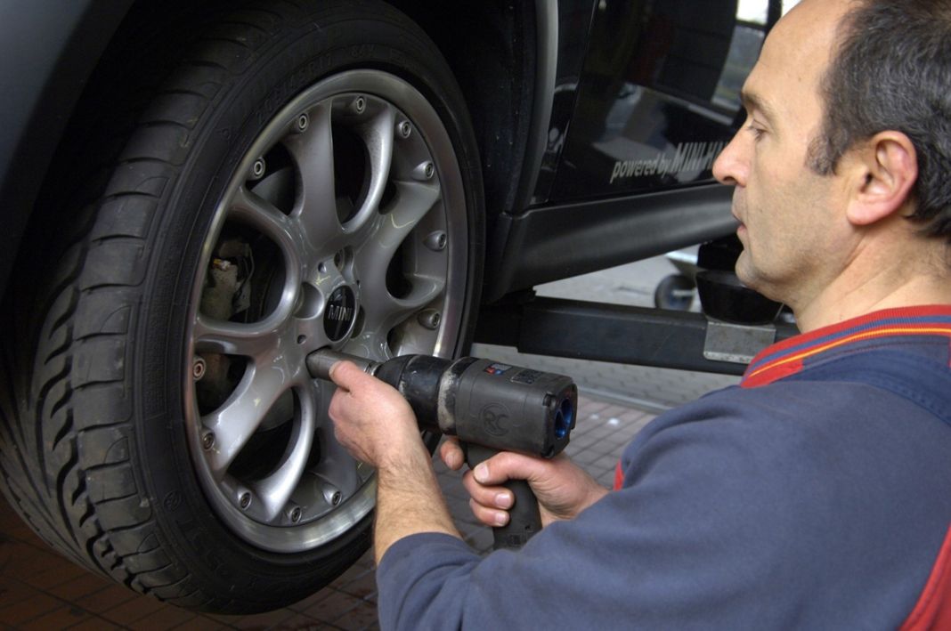 Cómo cambiar las ruedas del coche paso a paso | Motor16