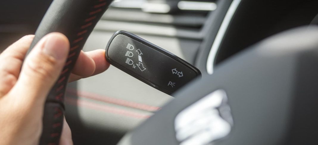 La DGT te recuerda los cinco casos en los que es obligatorio usar los ...