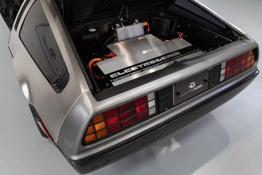 El DeLorean DMC-12 cambia su motor V6 2.7 por otro eléctrico